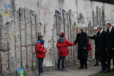 Германия отмечает падение Берлинской стены - УНИАН Фоторепортаж