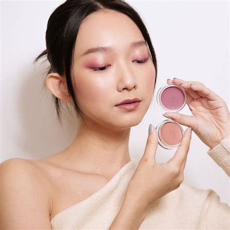 韓韶禧「叼筆蓋簽名」，合照偶像娜塔莉波曼秒變小貓咪｜cava