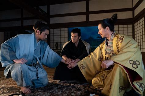 大河ドラマ「どうする家康」第13話。徳川家康（松本潤・左）と浅井長政（大貫勇輔）に己の“天命”を明かす織田信長（岡田准一・中央）（c）nhk