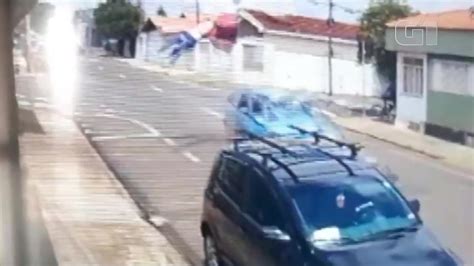 Vídeo mostra momento em que entregador é arremessado ao ser atingido