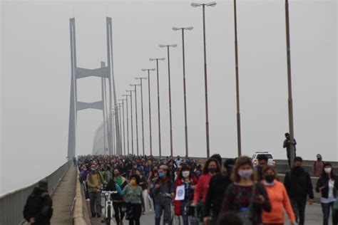 Una Multitud Cortó El Puente A Victoria Contra Las Quemas En Las Islas