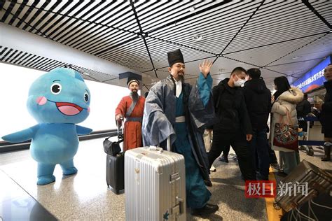 湖北历史名人 天团”抵达哈尔滨，全国游客 围观”，成为靓丽风景 十堰广电网