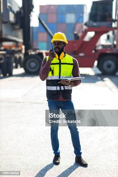 컨테이너 화물 현장에서 근무하는 포먼 또는 작업자가 컨테이너로 물품을 확인합니다 선적 컨테이너를 확인하는 포맨 또는 작업자 물류