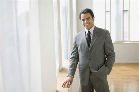 西方人一个人商务人士商务男性站横图室内特写白天正面衬衫窗户地板欧洲欧洲人仅一个男性仅一个人仅一个中年男性