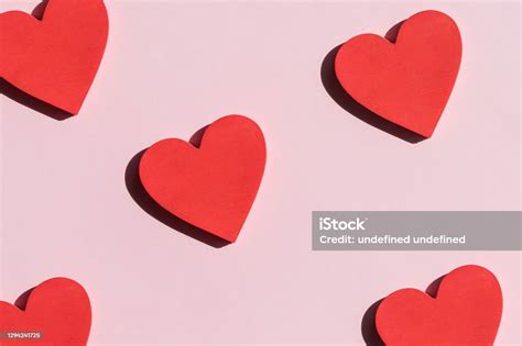 Wpink 배경에 빨간 마음 맨 위 보기입니다 발렌타인 데이 사랑의 상징 공간을 복사합니다 해피 발렌타인 데이 어머니의 날 3