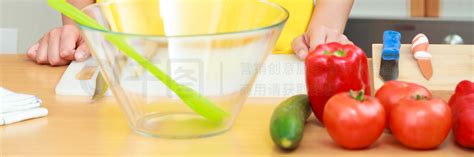 厨房高清图片 健康饮食、素食、烹饪、节食和人的概念。在家准备新鲜蔬菜沙拉特写镜头的现代厨房的妇女 人像图片免费下载 格式 3672像素 编号42549419 千图网