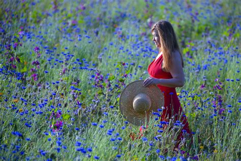 Lady In Red Foto And Bild Outdoor Woman Landschaft Bilder Auf