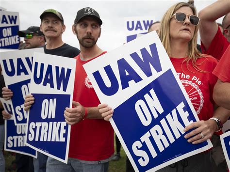 Uaw President Shawn Fain Lambasts Auto Execs While Wearing Eat The