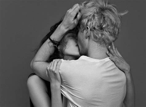 「どんな関係にも愛はある」。恋人・友だち、様々なカップルのキスを捉えた写真 Kissing Couples Couples