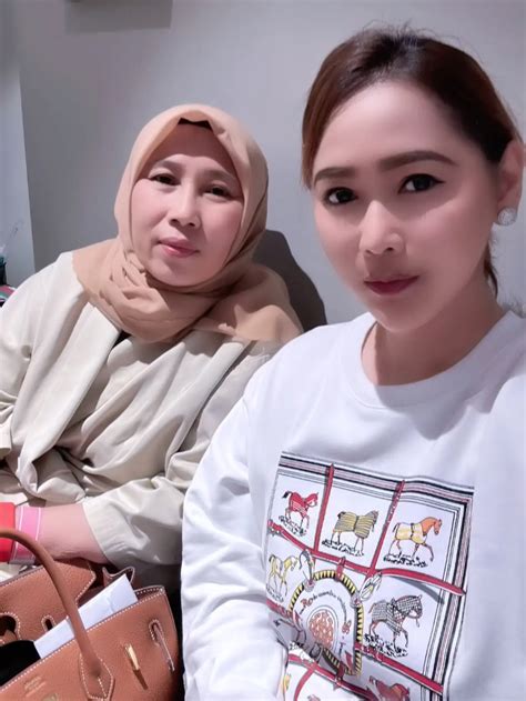Potret Inul Daratista Bareng Ibunda Sebut Ibu Adalah Pemilik Doa Dan Pelukan Terbaik Di Dunia