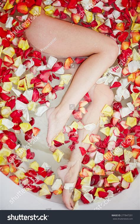 Naked Young Woman Bath Rose Petals库存照片277847201 Shutterstock