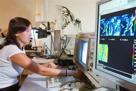 People Scanning Electron Microsope Myma Ocas