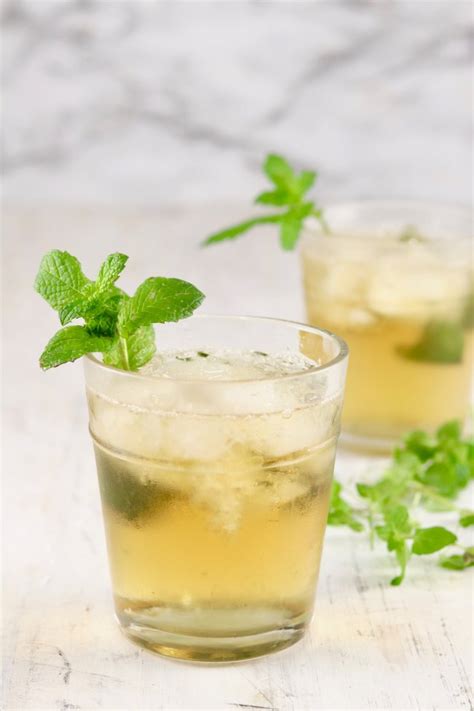 Easy Mint Julep Cocktail Recipe Miss In The Kitchen