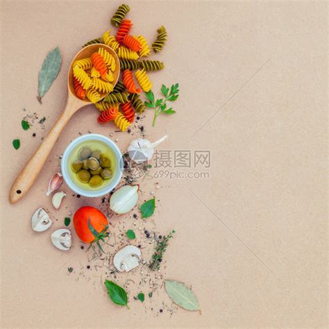 意大利食品概念面食与蔬菜橄榄油调味用香料草本迷迭香百里香欧芹和香菇高清图片下载 正版图片504975100 摄图网