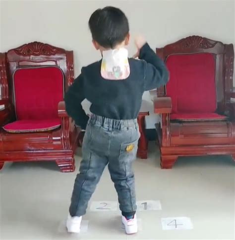 小男孩自创“广场舞”独特秘诀火了，网友：前浪已经抵达了滩头！ 凤凰网