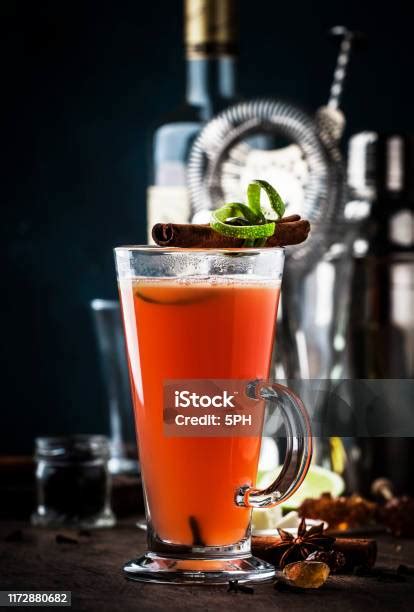 뜨거운 버터 럼 가을 또는 겨울 온난화 알코올 칵테일 사과와 레몬 주스 어두운 럼 꿀 어두운 배경에 키가 큰 유리에 계피 0명에 대한 스톡 사진 및 기타 이미지 Istock