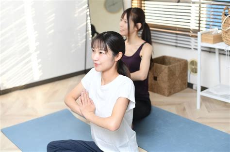 ヨガの基本片鼻呼吸法とは？効果とやり方を紹介 日本メディカル心理セラピー協会【jaamp】