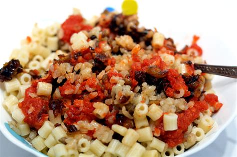 이집트 요리 이집트의 국가 요리 쌀 마카로니 렌즈콩으로 만든 인기 길거리 음식 매운 토마토 소스를 얹은 렌즈콩 거리에 대한 스톡