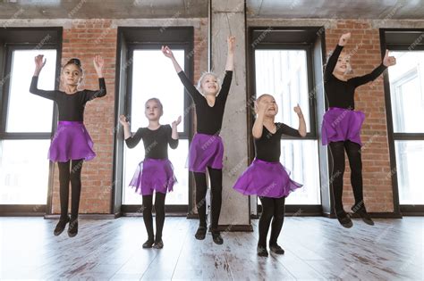 Lindos Bailarines De Niños Pequeños En Estudio De Danza Foto Premium