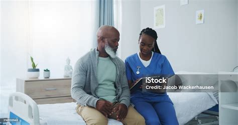 보험 질문 또는 의료 규정 준수 체크리스트를 위해 고령자와 함께 간호사가 제공하는 병원 침대 또는 태블릿 오래된 환자가 있는 클리닉 계획 또는 외과 의사 및 수술 계획 또는