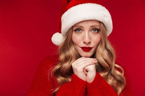 Картина молодой позитивной кавказской женщины позирующей изолированной на красной стене с ярко