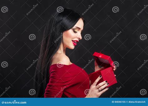 性感的华伦泰模型女孩画象 有红色礼物盒的华美的新深色的妇女 做理想 华伦泰`天浅黑肤色的男人夫人 库存图片 图片 包括有 白种人 表面