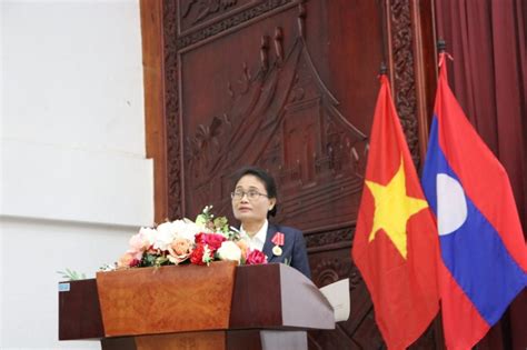 ພັກ ລັດຖະບານ ສສ ຫວຽດນາມ ປະດັບຫຼຽນໄຊ ແລະຫຼຽນກາ ໃຫ້ແກ່ການນໍາ ພະນັກງານ ຄູ ອາຈານ ແລະກົມກອງລວມໝູ່