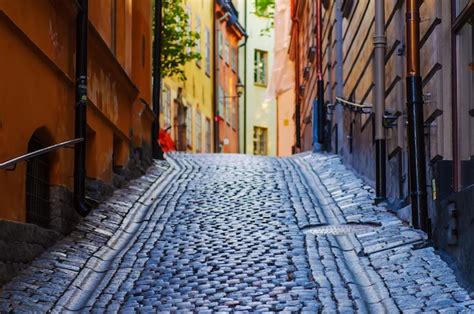 여름에 스톡홀름stockholm의 감라스탄gamla Stan 유서 깊은 도시 구시가지의 좁은 거리 프리미엄 사진
