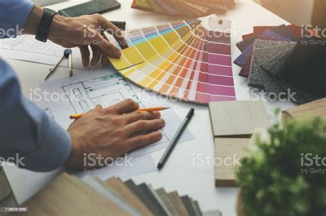 디자이너는 홈 인테리어 디자인 프로젝트에 대한 스와치에서 페인트 색상을 선택 인테리어 디자이너에 대한 스톡 사진 및 기타 이미지