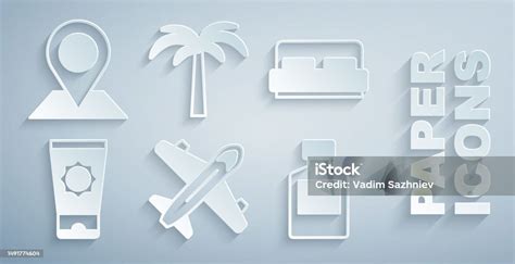 비행기 호텔 객실 침대 튜브에 담긴 자외선 차단제 크림 위스키 병 열대 야자수 및 위치 아이콘을 설정합니다 벡터 3차원 형태에