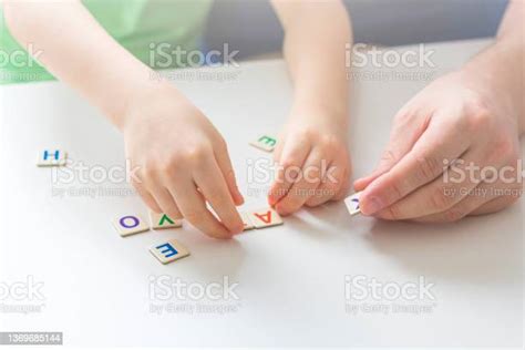 검역 개념 동안 집에서 사회적 거리와 자기 고립에 머물 가족 레저 아버지와 아들은 논리 게임과 나무 퍼즐을 재생합니다 선택적