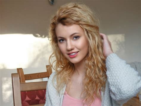 Desktop Wallpaper Gorgeous Woman With Curly Hair Smile Hd Image