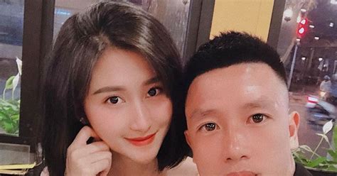 Đi Chơi Cùng Gia đình Bạn Gái Tuyển Thủ Việt Nam Nằm Ngủ Ngon Lành để Mẹ Vợ Lái Xe Trăm Cây Số