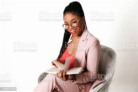 젊은 아프리카계 미국인 사업가 스톡 사진 웃는 흰색 배경에 책을 들고 앉아 스톡 사진 20 29세에 대한 스톡 사진 및 기타