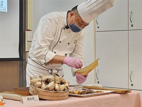 主廚示範養生粽包法 圖 中央通訊社 LINE TODAY
