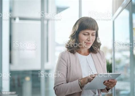 현대 사무실에서 디지털 태블릿을 사용하여 젊은 사업가의 샷 태블릿에 대한 스톡 사진 및 기타 이미지 태블릿 프로젝트 관리