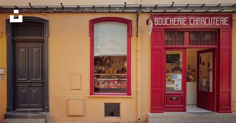 빨간 문과 창문이있는 노란색 건물 사진 Unsplash의 무료 음식 이미지