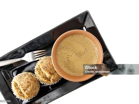 카푸치노 뜨거운 커피 갈색 세라믹 컵과 바나나 컵 케이크 흰색 배경에 고립 된 검은 접시에 0명에 대한 스톡 사진 및 기타