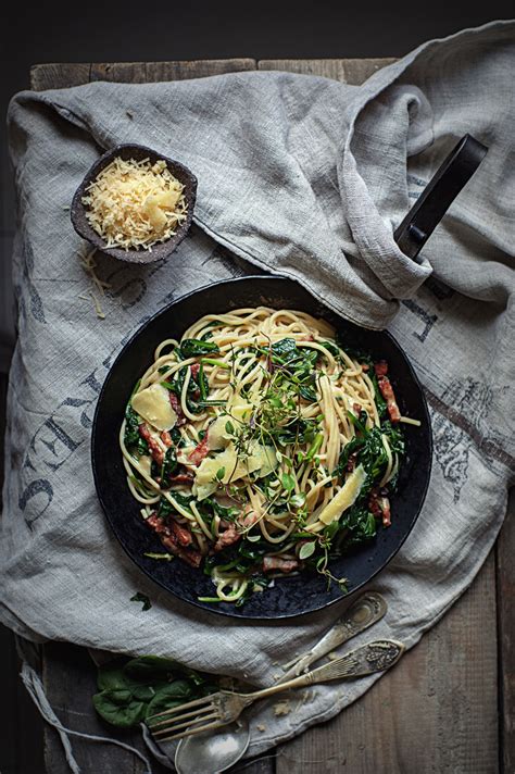 na krachym spodzie Czosnkowe spaghetti ze szpinakiem boczkiem parmezanem i ziołami Garlic