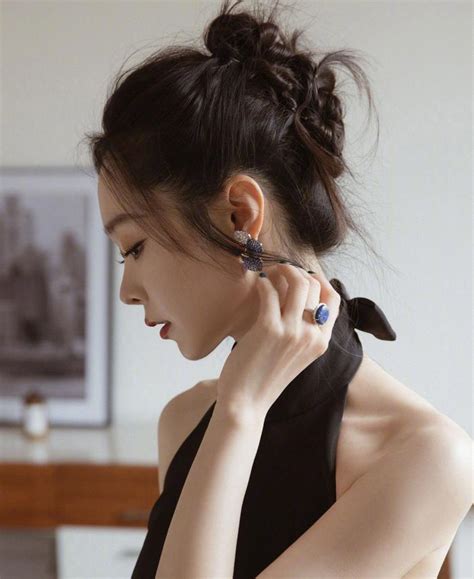 宋轶黑色瘦身连衣裙写真灵动优雅娇俏可人