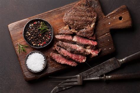 牛肉排加香料和餐具在切割板高清图片下载 正版图片502819548 摄图网