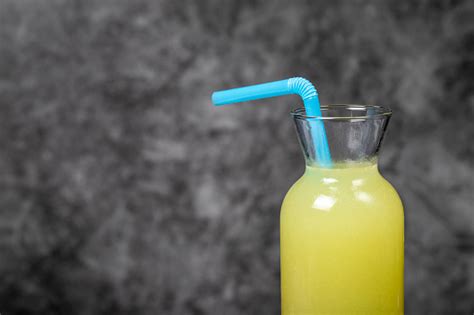 수제 레모네이드 어두운 배경에 갓 만든 레모네이드와 과일을 식힌다 복사 공간 텍스트를 위한 빈 공간 0명에 대한 스톡 사진 및 기타 이미지 Istock