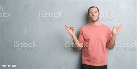 젊은 백인 남자 회색 그런 지 벽에 휴식과 명상 손가락으로 제스처를 하 고 폐쇄 눈으로 웃 고 요가 개념 남자에 대한 스톡 사진