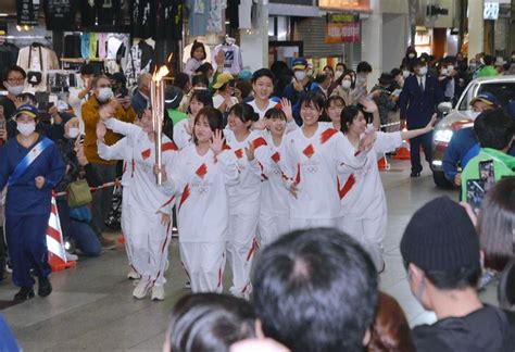 聖火リレー高知｢みんなの思いつないだ｣高知商高生がラスト飾る 高知新聞