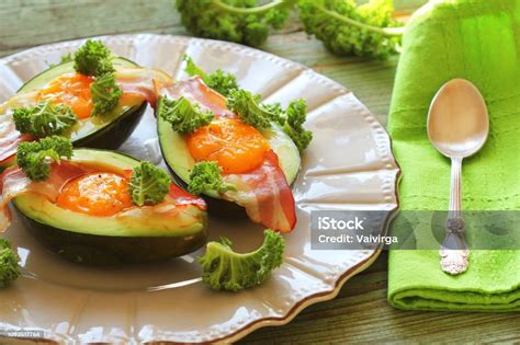 아침 식사입니다 바 삭 바 삭 베이컨 아보카도 달걀 보트 케 일 양배추 0명에 대한 스톡 사진 및 기타 이미지 0명 건강한