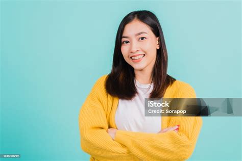 교차 팔로 치아에 실리콘 치열 교정 보유자를 착용 미소 짓는 여성 미소에 대한 스톡 사진 및 기타 이미지 미소 치아 교정장치 20 24세 Istock