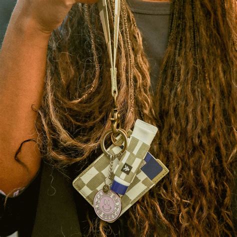 Scout Vertical Wallet Rfid Protected Leather Thread® · Thread®