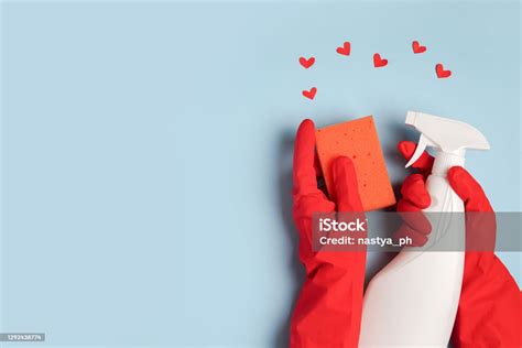 파란색 배경에 청소 제품과 빨간 하트와 여성의 손 청소 또는 사랑으로 하우스 키핑 공간을 복사합니다 플랫 레이 상단 보기 가정 생활에 대한 스톡 사진 및 기타 이미지