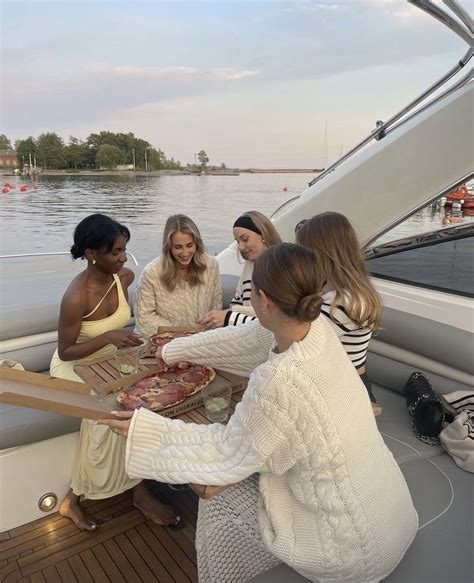 Компания девушек на отдыхе🍸 Best Friends Photos Friends Poses