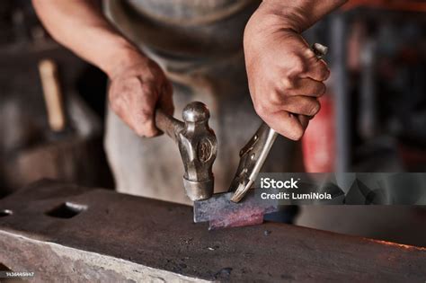 대장장이 남자는 철 건축 철강 제조 공정 및 생산 산업을위한 작업장에서 단조 망치 및 산업 금속을 위조합니다 공장에서 일하는 수동 작업자 손 핸디맨 및 장인 45 49세에
